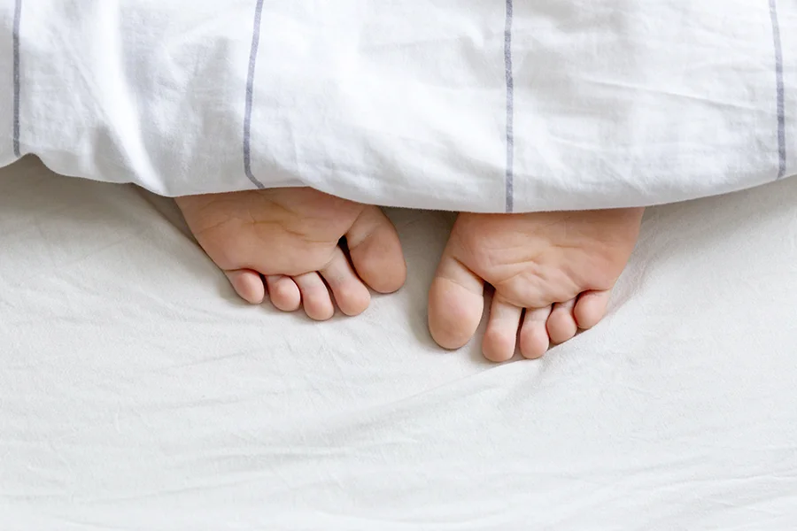Cold feet in bed: causes and remedies for better sleep
